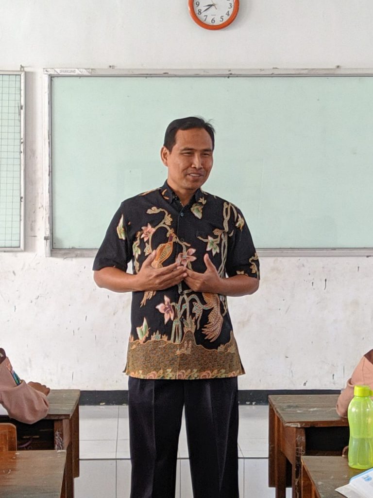 Editor in Chief Jurnal PINUS – PPKn UNP Kediri